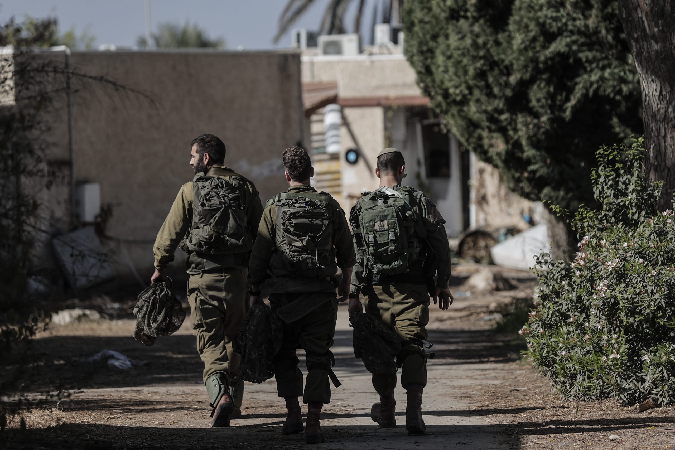 Niña israelí americana descansa con su familia tras liberación ...